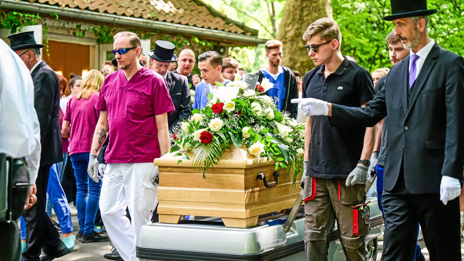 Trauer um Steven (22): Familie trägt ihren Sohn zu Grabe