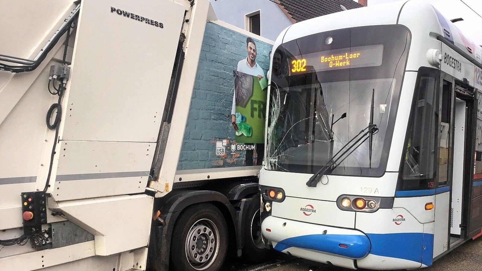 Bochum: Fünf Verletzte nach Unfall mit Straßenbahn und Müllwagen