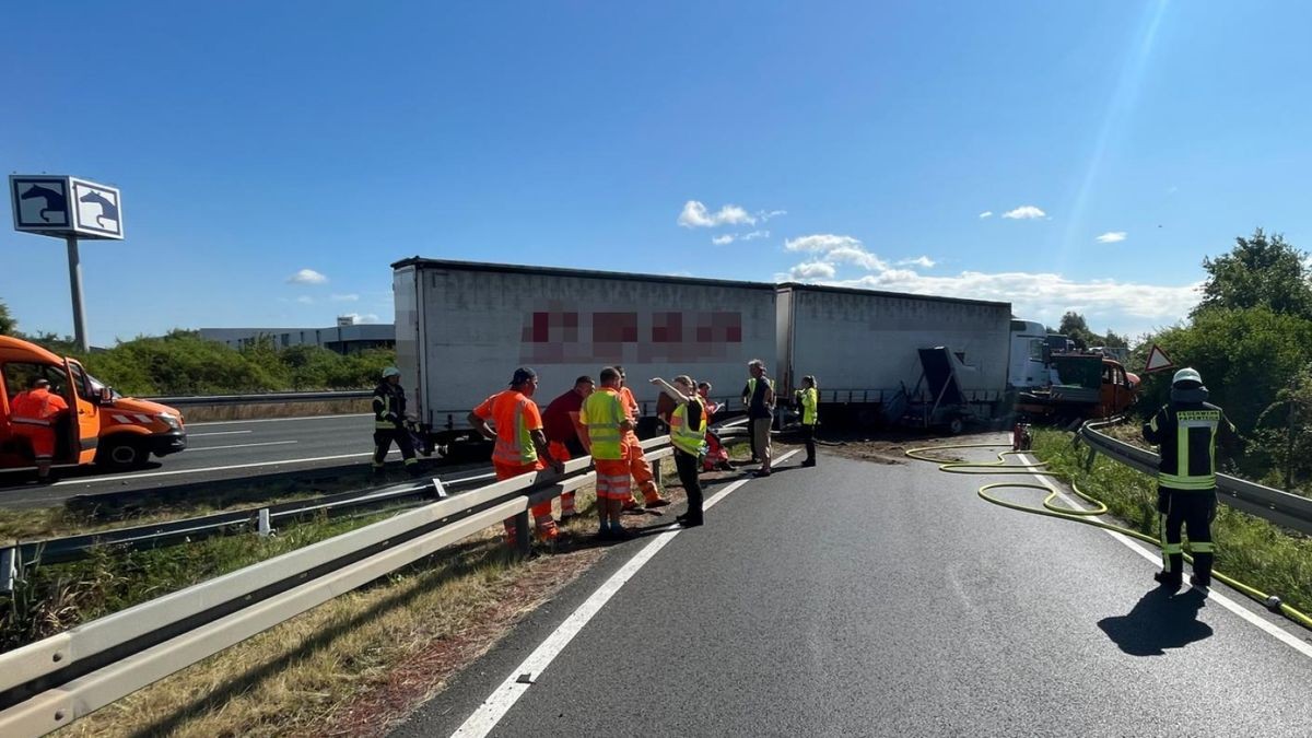 Unfall auf A2 bei Braunschweig: Lkw rammt Straßenmeisterei-Auto