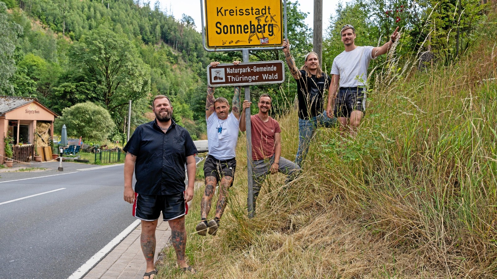 „Immer raus, da wo’s dreckig ist“: Jan „Monchi“ Gorkow von Feine Sahne Fischfilet im Interview