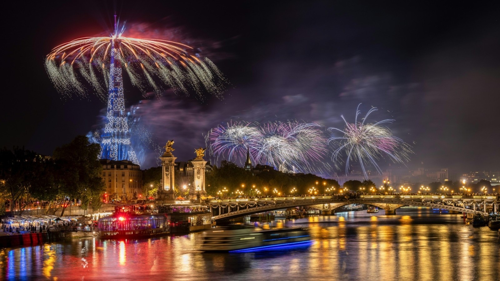 Prächtiges Feuerwerk in Paris zum französischen Nationalfeiertag