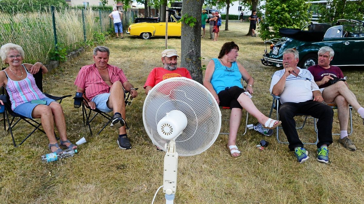 Oldtimerfreunde trotzen in Großneuhausen der Hitze