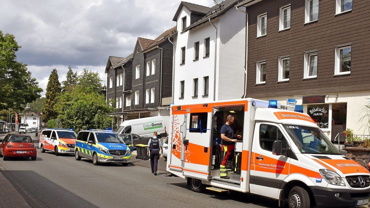 Siegen: Auto setzt zurück, Radler prallt mit Wucht dagegen