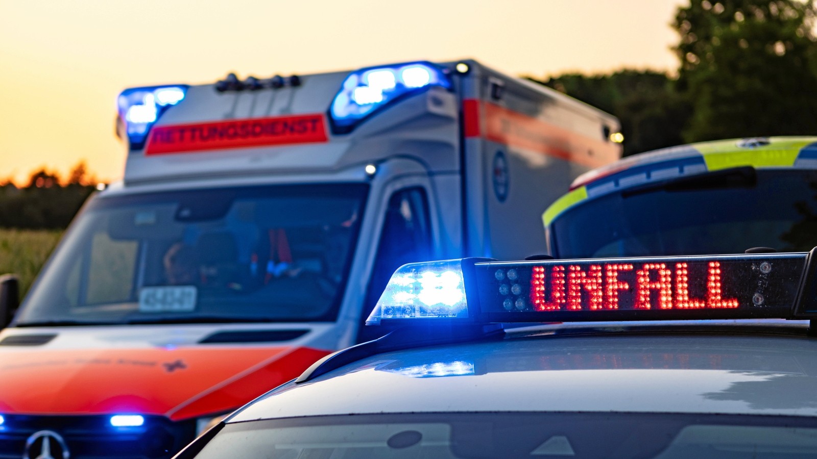 Polizei Geesthacht: Auto zwischen zwei Sattelschleppern eingeklemmt