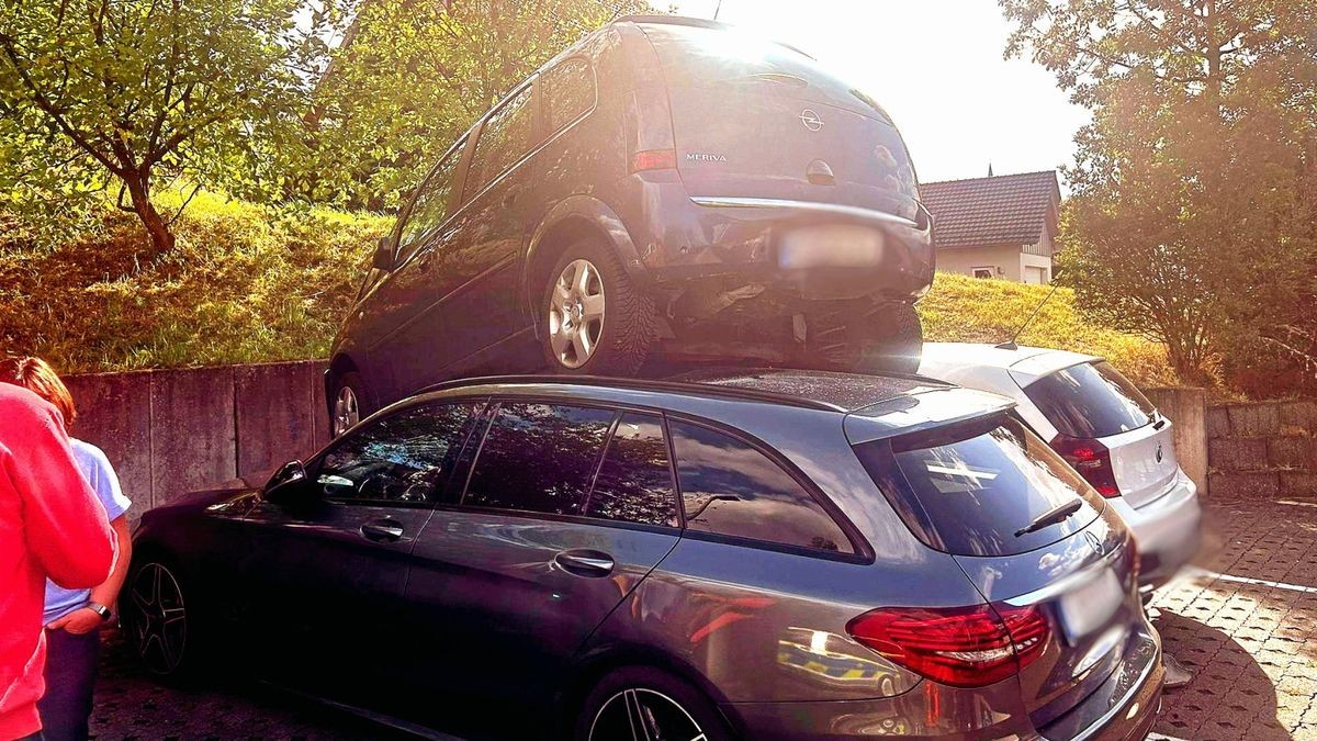 Staunen in Rudersdorf: Warum steht da ein Opel oben auf zwei Autos?