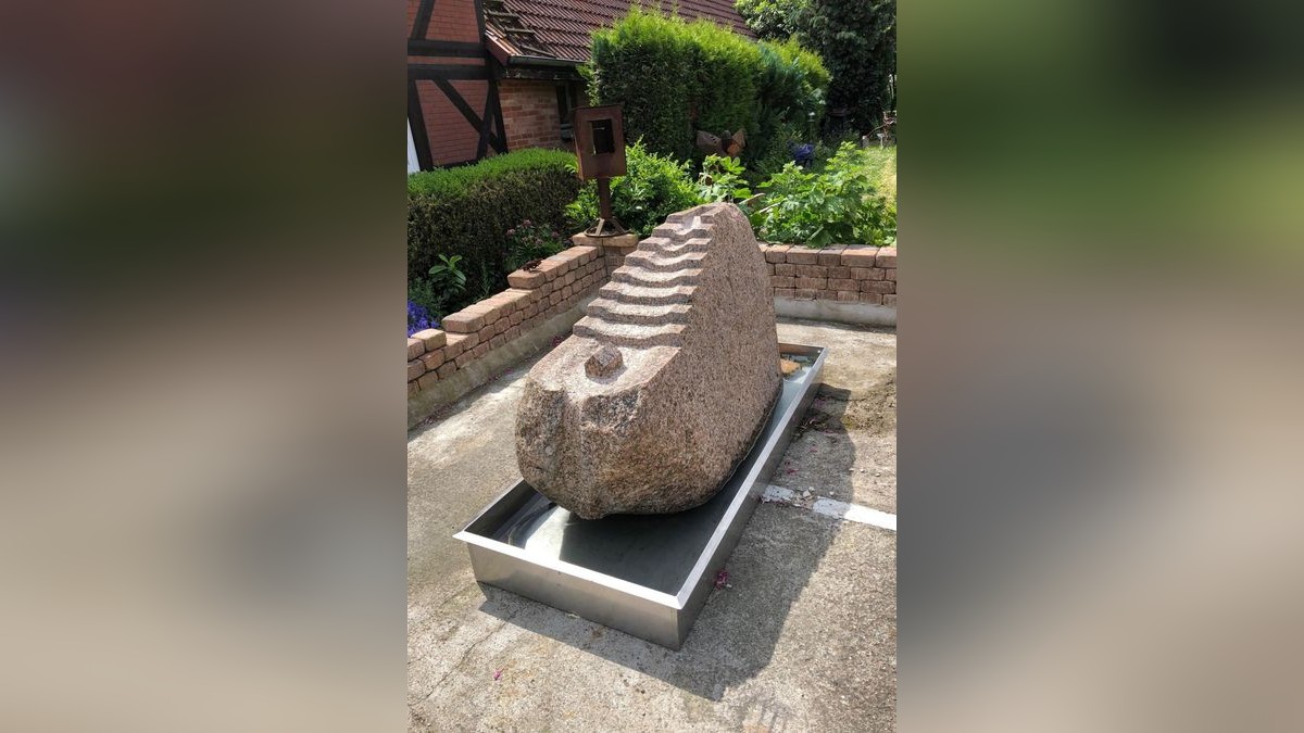 Tonnenschwerer Brunnen steht in der Galerie Kulturhaus Dettum