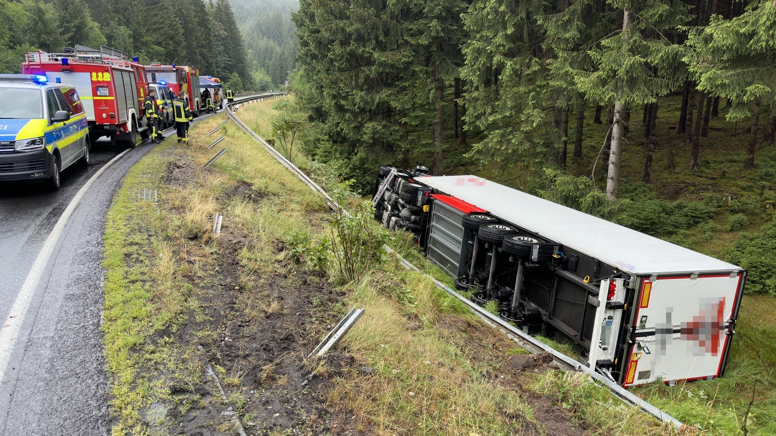Lkw durchbricht Leitplanke auf Landstraße bei Luisenthal