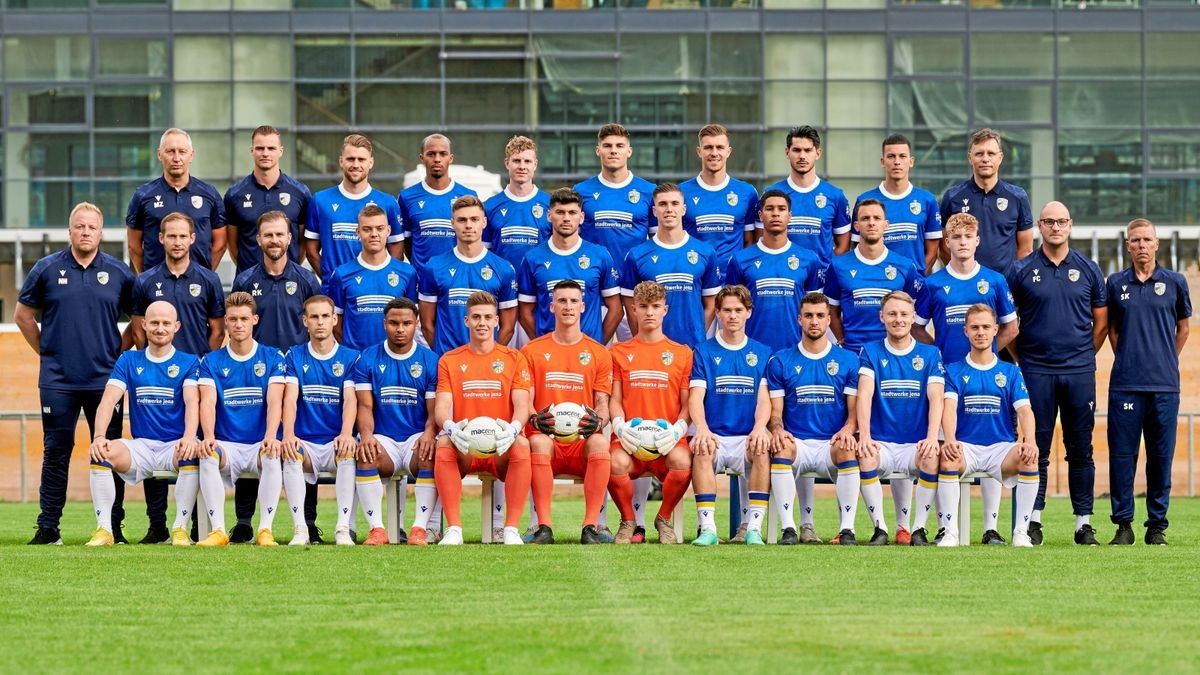 FC Carl Zeiss Jena: Ein Spieler ohne Vertrag steht mit auf Mannschaftsfoto