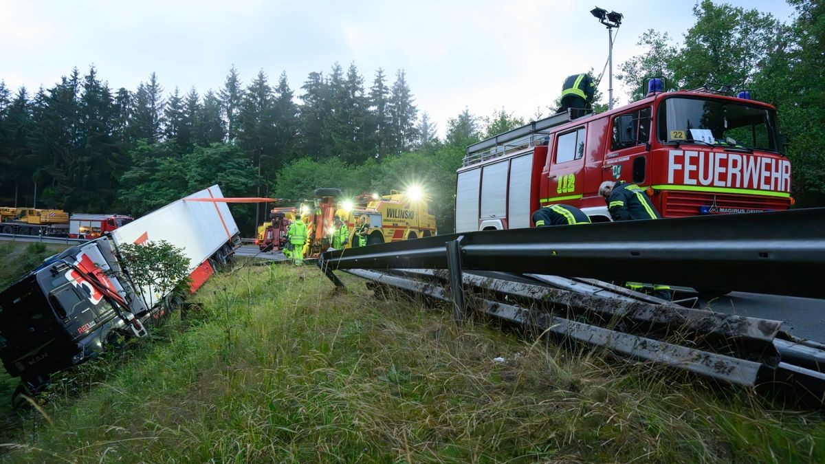 Lkw durchbricht Leitplanke auf Landstraße bei Luisenthal