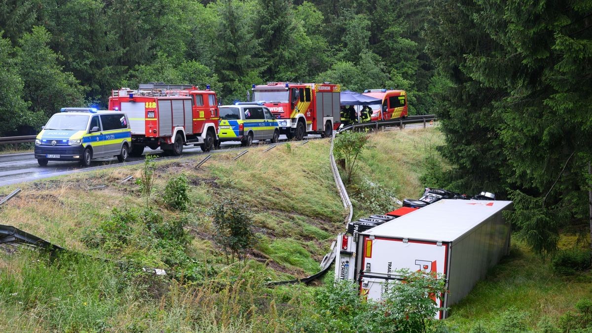 Lkw durchbricht Leitplanke auf Landstraße bei Luisenthal