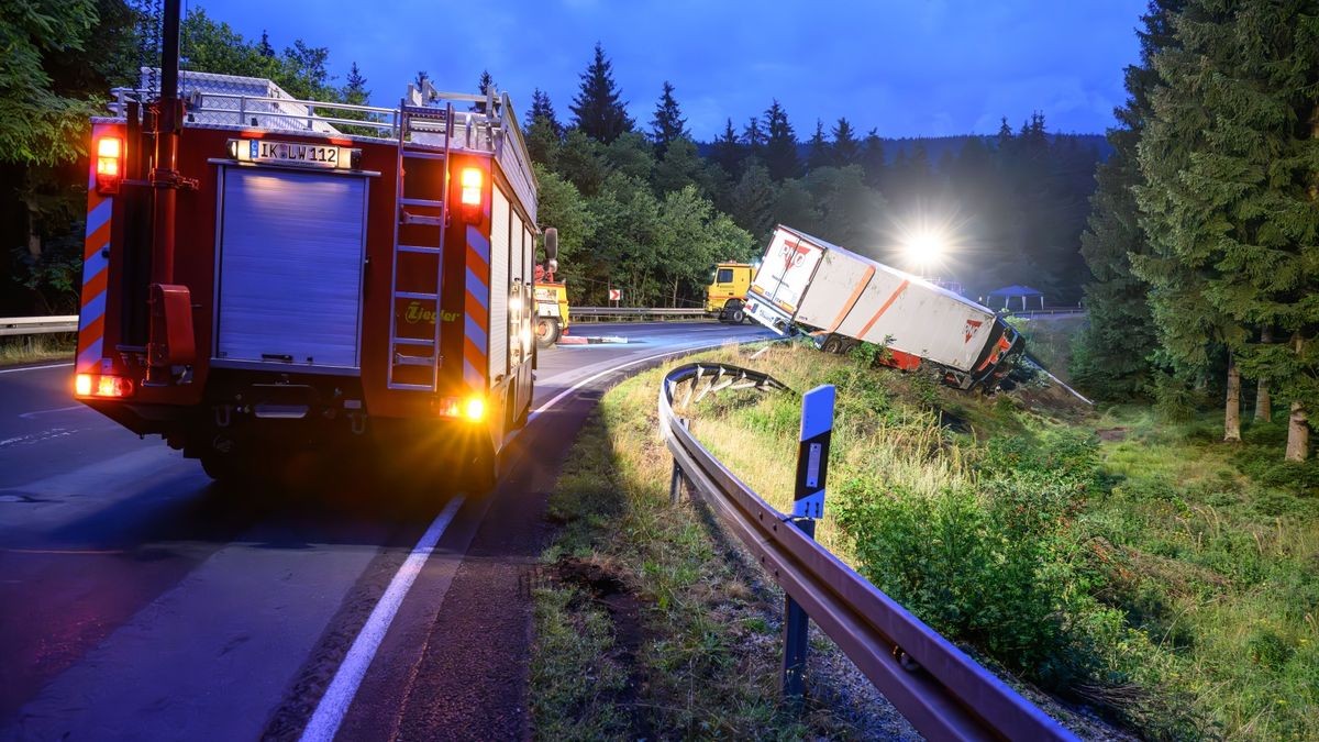 Lkw durchbricht Leitplanke auf Landstraße bei Luisenthal