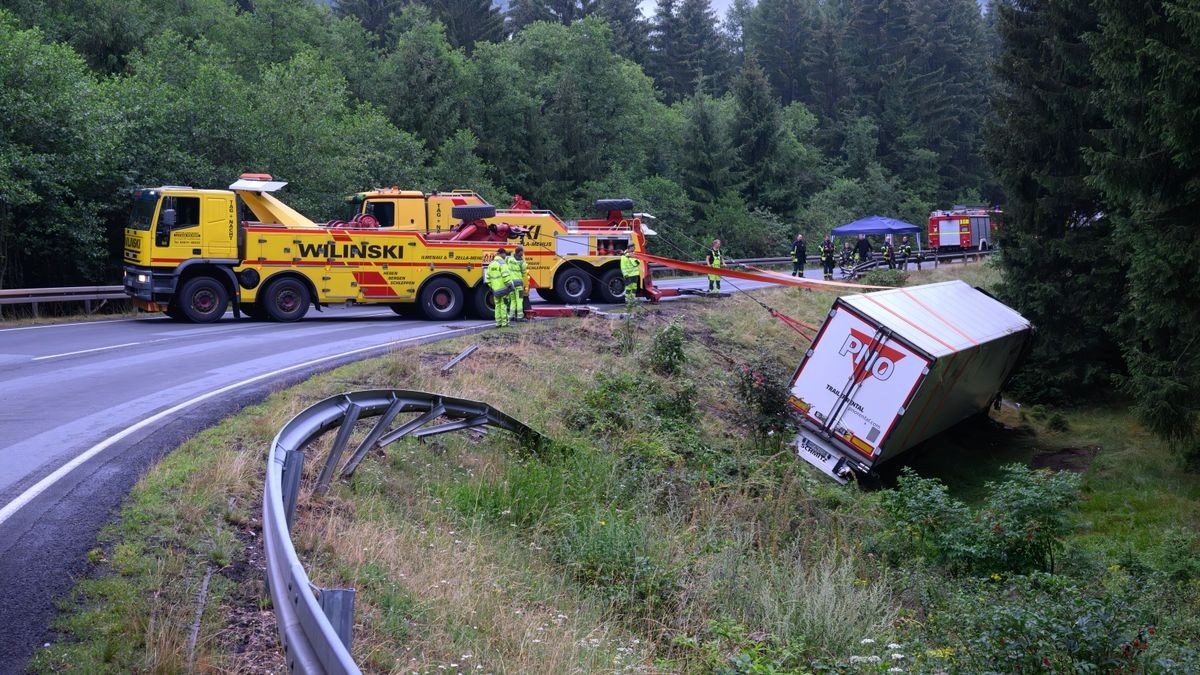 Lkw durchbricht Leitplanke auf Landstraße bei Luisenthal