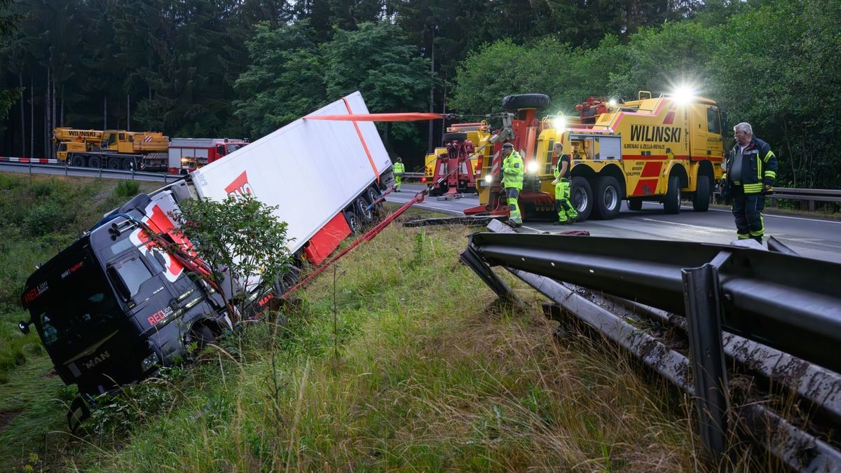 Lkw durchbricht Leitplanke auf Landstraße bei Luisenthal