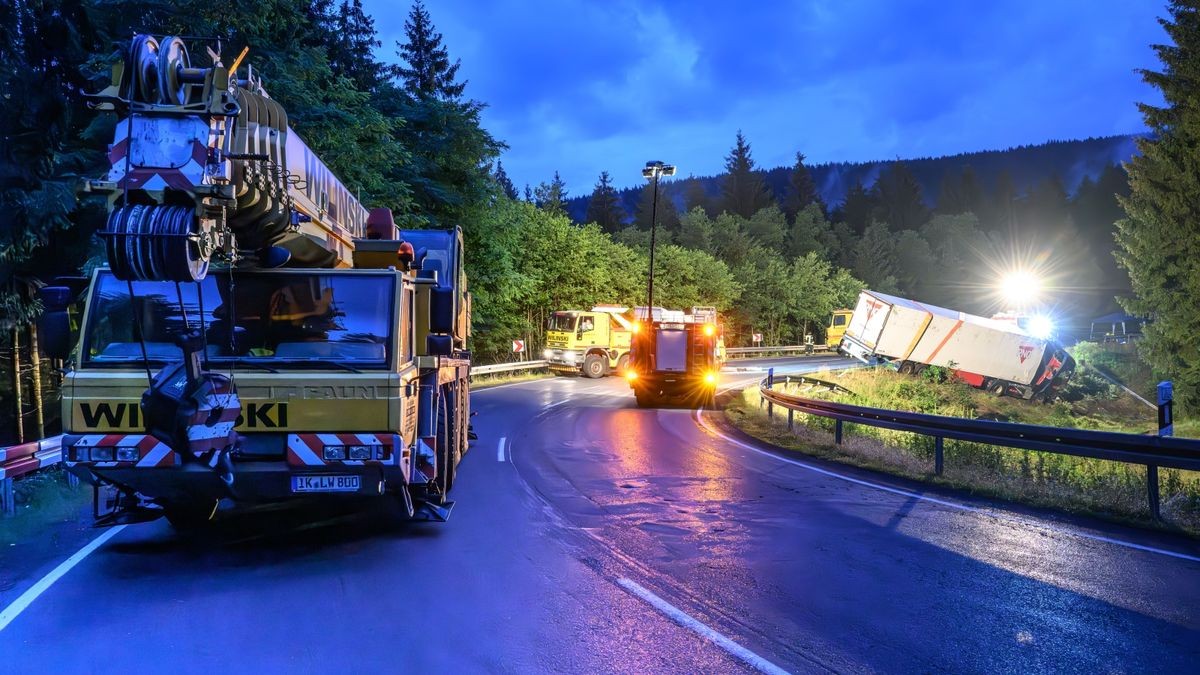 Lkw durchbricht Leitplanke auf Landstraße bei Luisenthal