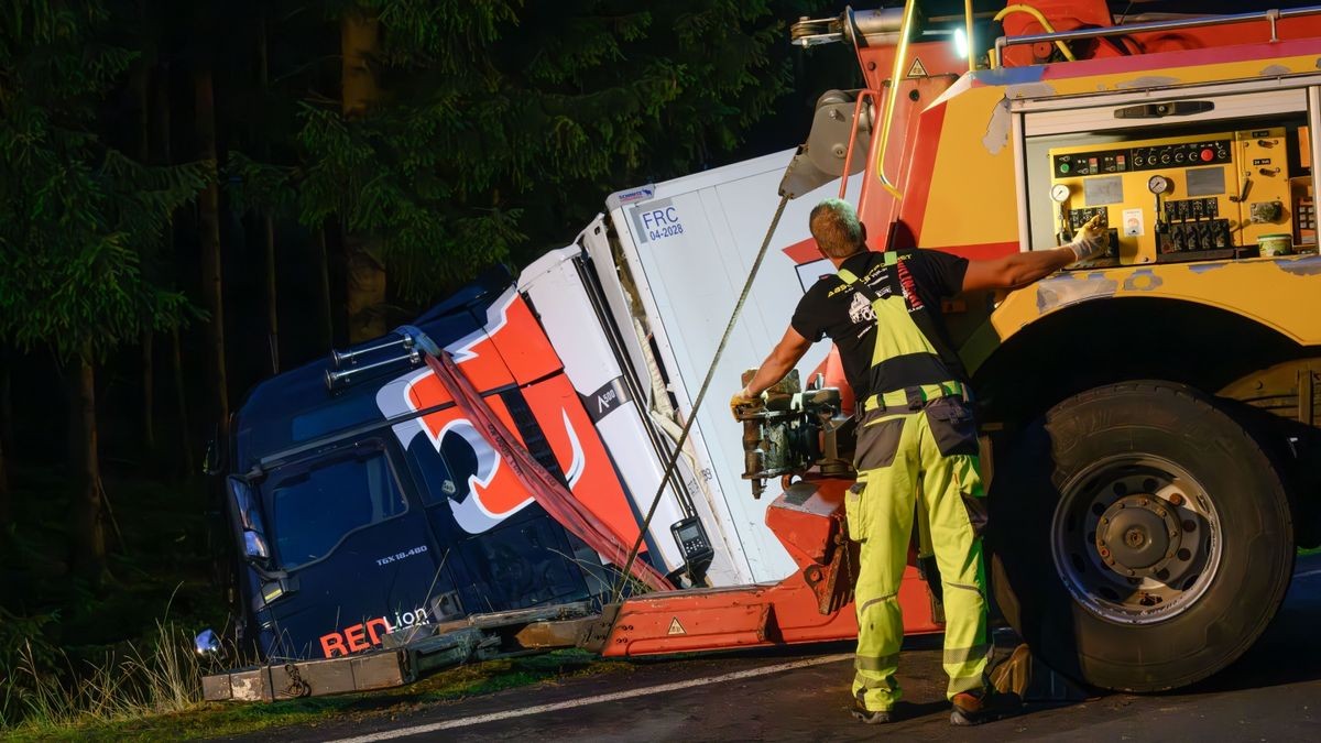 Lkw durchbricht Leitplanke auf Landstraße bei Luisenthal