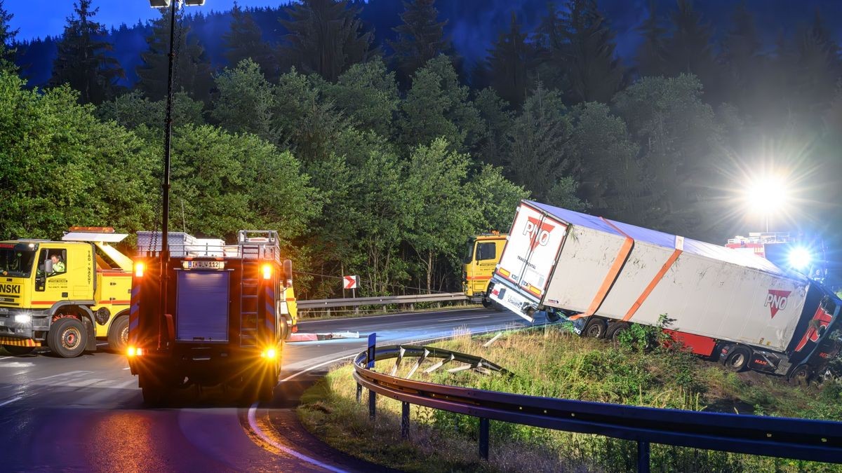 Lkw durchbricht Leitplanke auf Landstraße bei Luisenthal