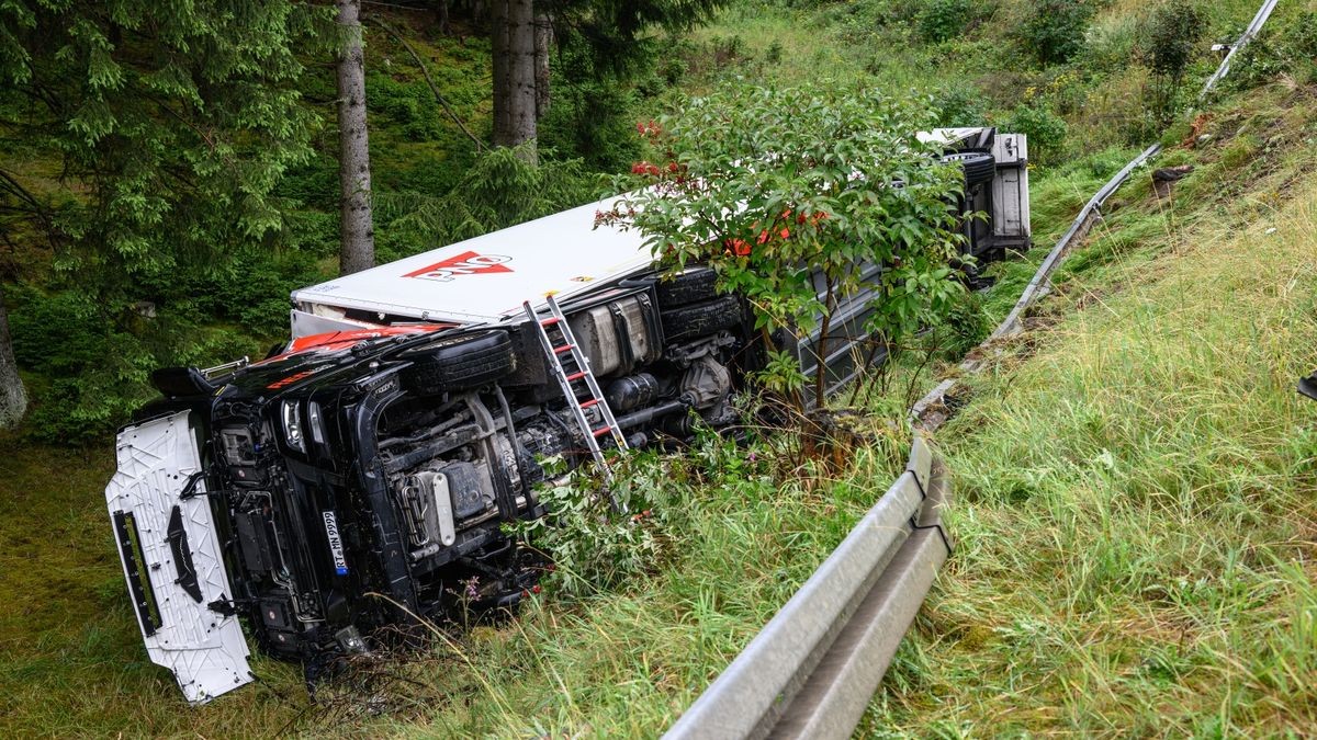 Lkw durchbricht Leitplanke auf Landstraße bei Luisenthal
