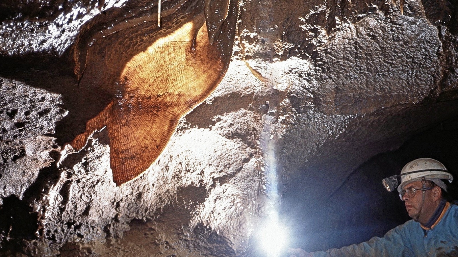 Hemer: „Eiswände“ und Kalzit-Fächer im Perick-Höhlensystem