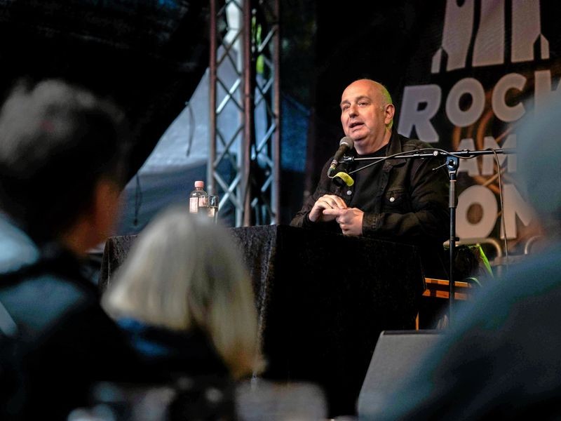 „Kulturbiergarten“ in Buer: Toller Auftakt mit Frank Goosen