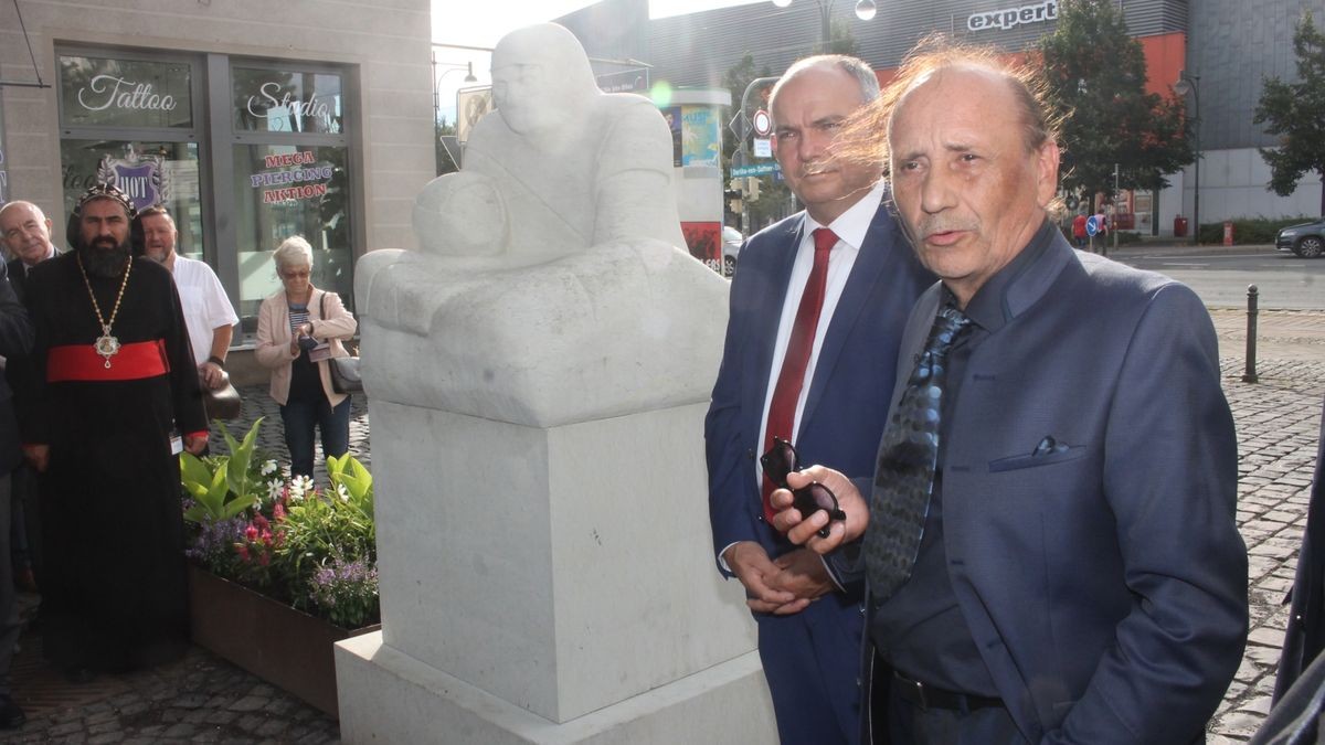 Denkmal-Einweihung in Gotha mit „Mutter Beimer“