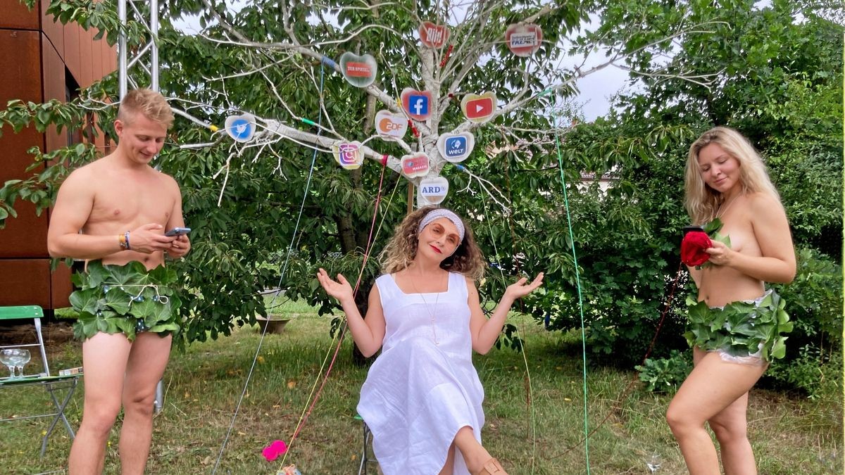 Mit Adam und Eva am Baum der Erkenntnis in Jena-Burgau