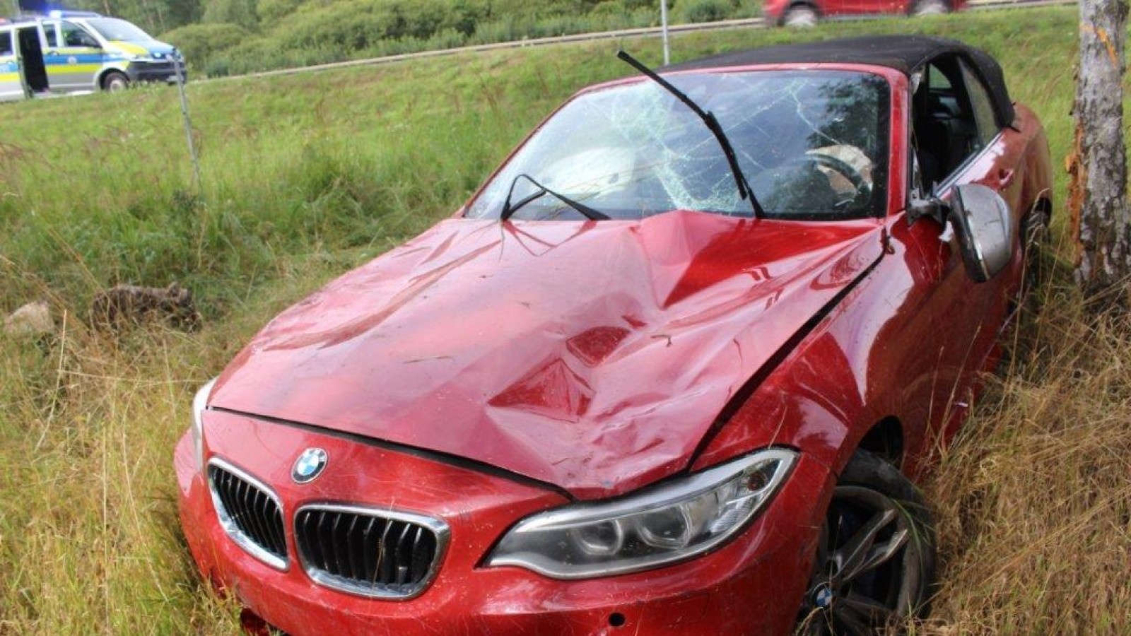 BMW überschlägt sich mehrfach: Zwei Verletzte bei Unfall auf der A9 bei Bad Klosterlausnitz