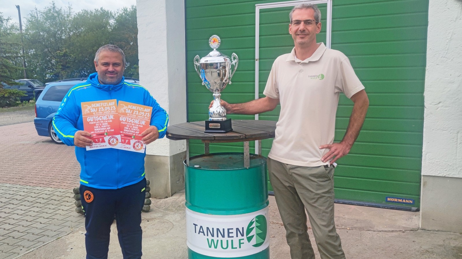 Strohpyramide und Schlammloch in Sömmerda