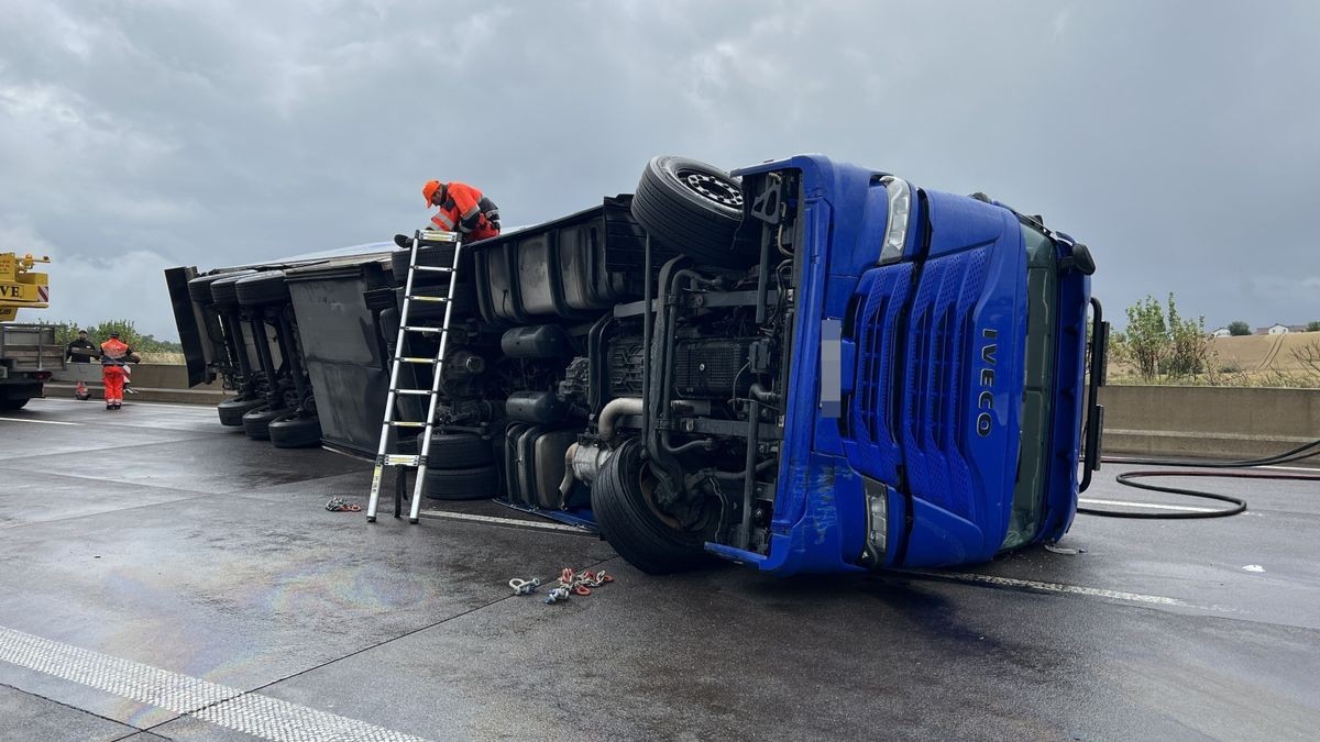 Sattelzug auf der A4 bei Eisenach umgekippt - die Fotos der Bergung