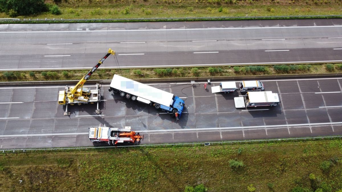 Sattelzug auf der A4 bei Eisenach umgekippt - die Fotos der Bergung