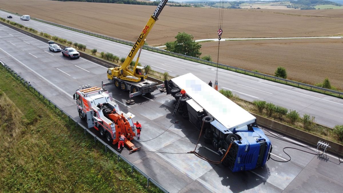Sattelzug auf der A4 bei Eisenach umgekippt - die Fotos der Bergung