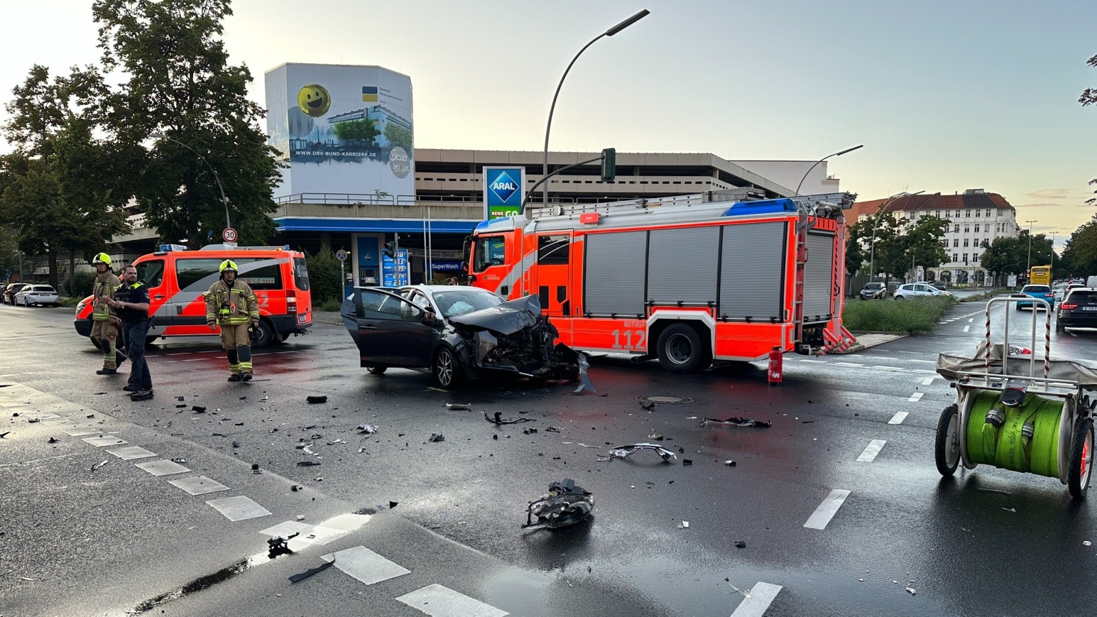 Wilmersdorf: Auto fährt in Löschfahrzeug, drei Verletzte - Heftiger Crash