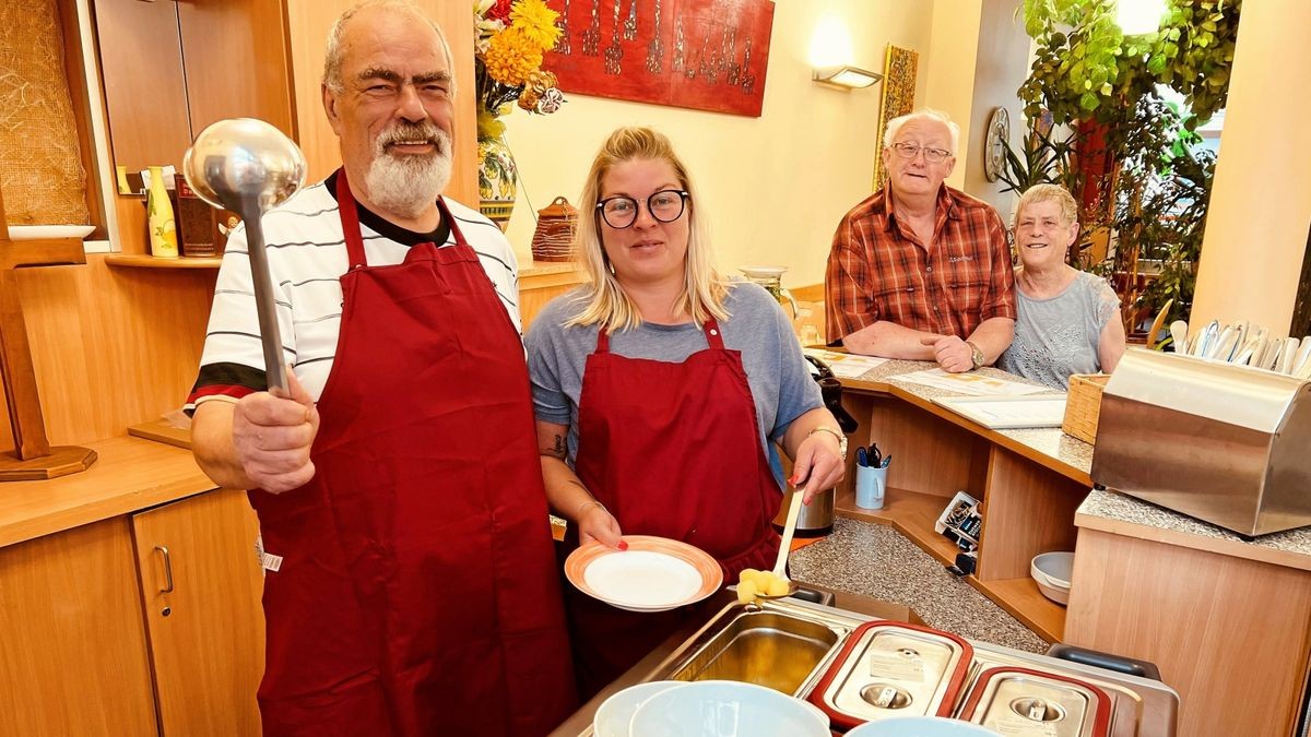 Die ersten Gäste in der Eisenacher Suppenküche