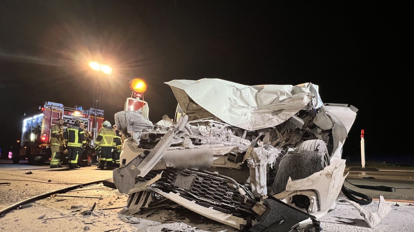 Auto prallt auf Stauende: 80-Jähriger stirbt bei Unfall auf A38