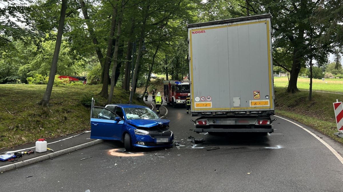 Pkw kollidiert nahe Friedrichrodaer Klinikum mit einem Lkw