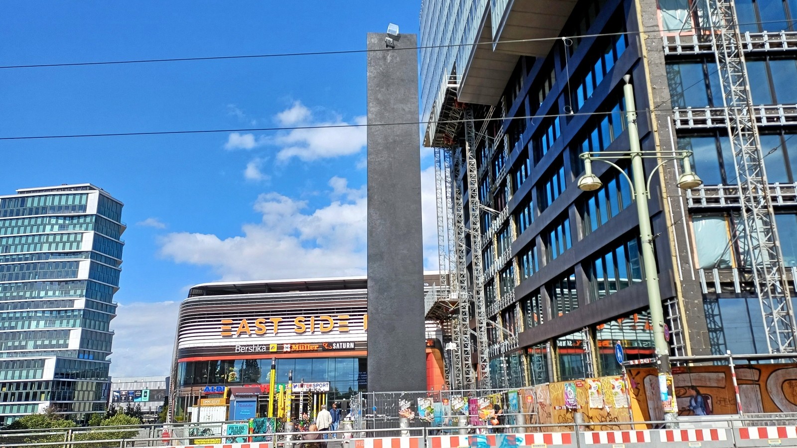 Amazon-Tower: Merkwürdiger Einkaufswagen sorgt für wenig Begeisterung