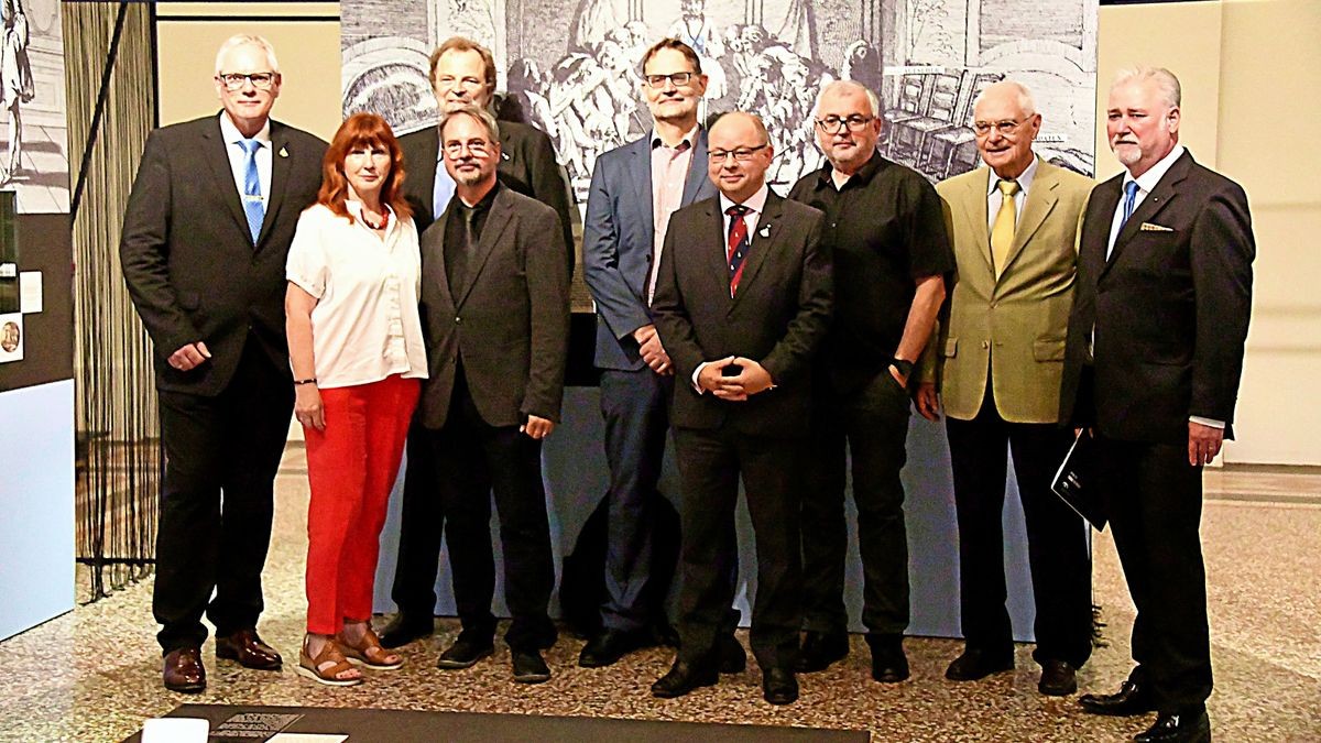 Freimaurer besuchen Freimaurer-Ausstellung in Gotha