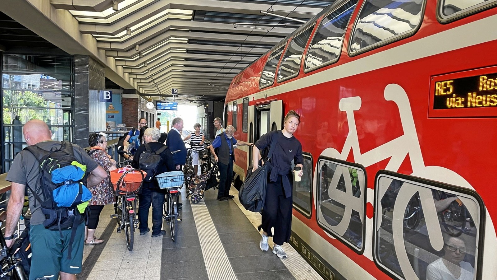 Ärger um Deutschlandticket: Nahverkehrs-Chaos und überfüllte Züge an ...