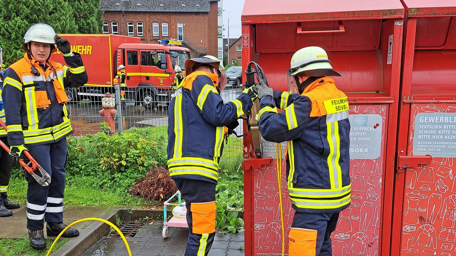 Einsatz in Hittfeld: Wimmert ein Baby im Container? Feuerwehr schreitet ...