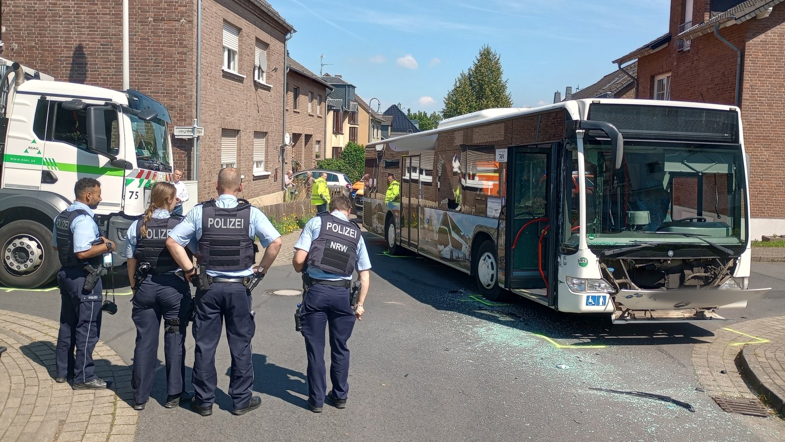 Bornheim: Müllwagen und Schulbus kollidiert – zehn Verletzte