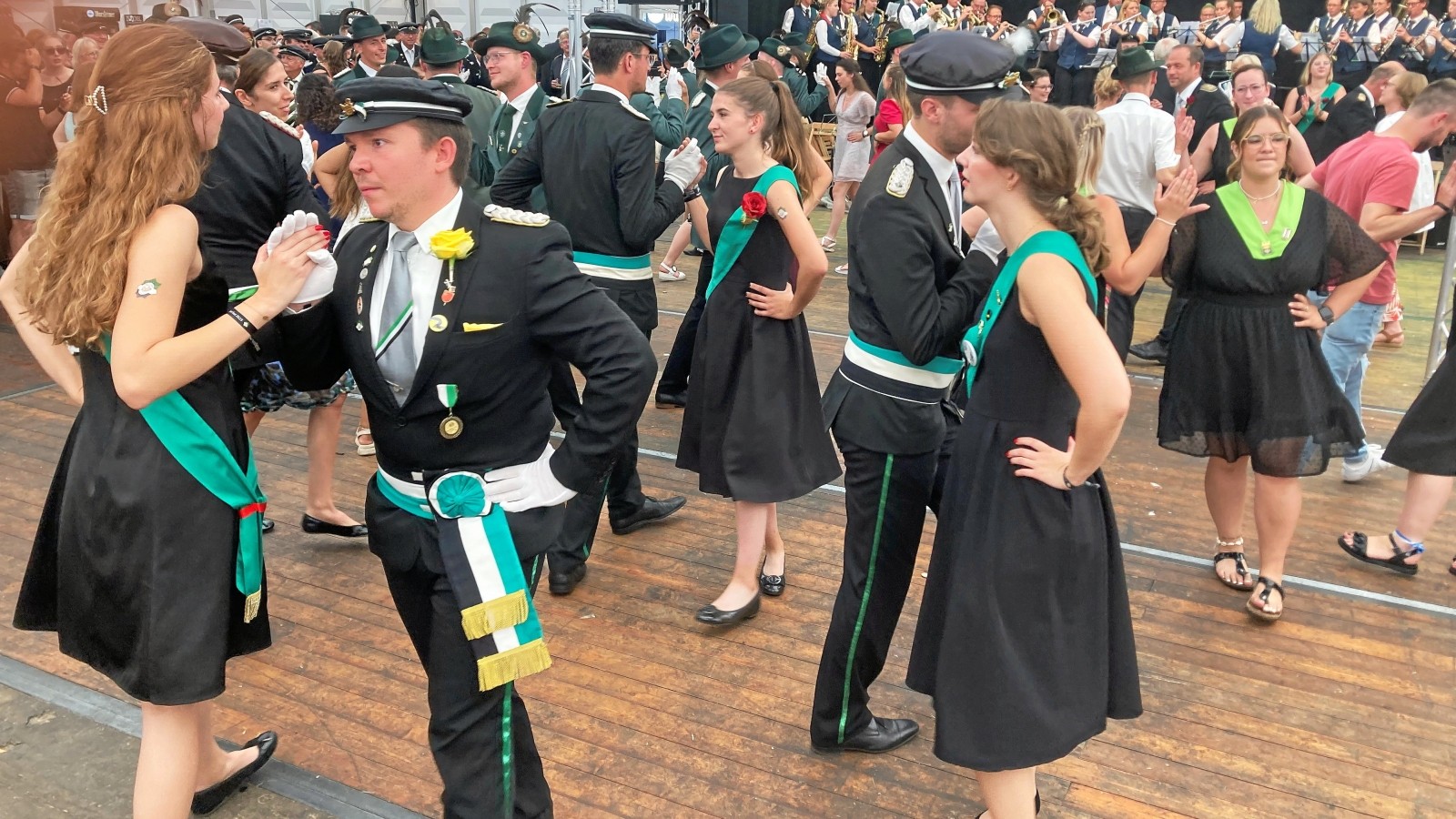 Neheimer Jägerfest-Finale: Getanzte Lebensfreude im Zelt