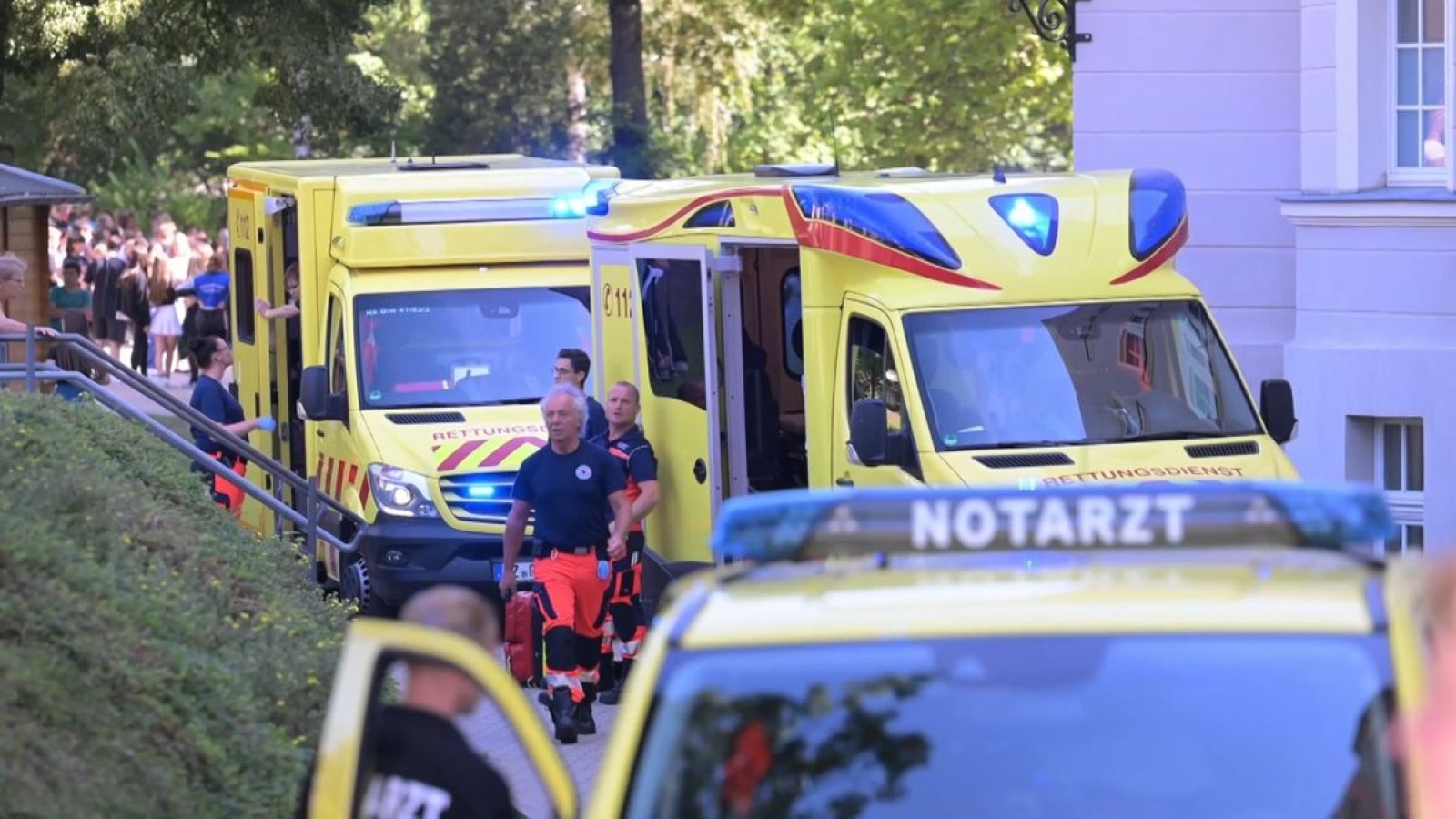 Achtjähriger bei Messerattacke an Schule schwer verletzt