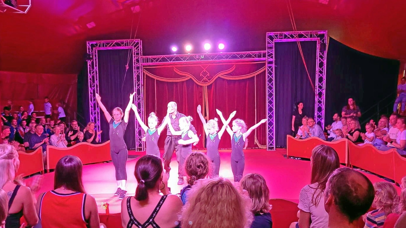 Cirkus Lollipop: Nachwuchsartisten glänzen in der Manege