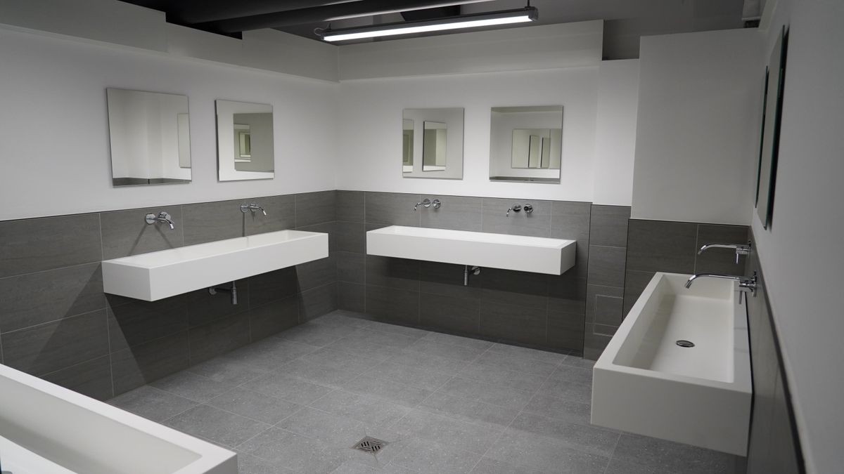 Aus alten VW-Waschkauen werden schicke Umkleiden