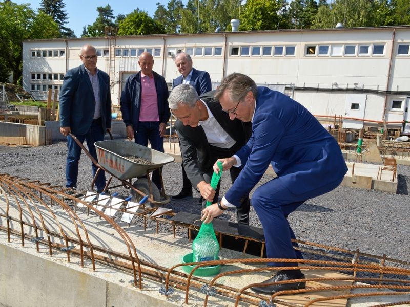 „Wir verheiraten Keramik mit Metall“: QSIL erweitert in Auma