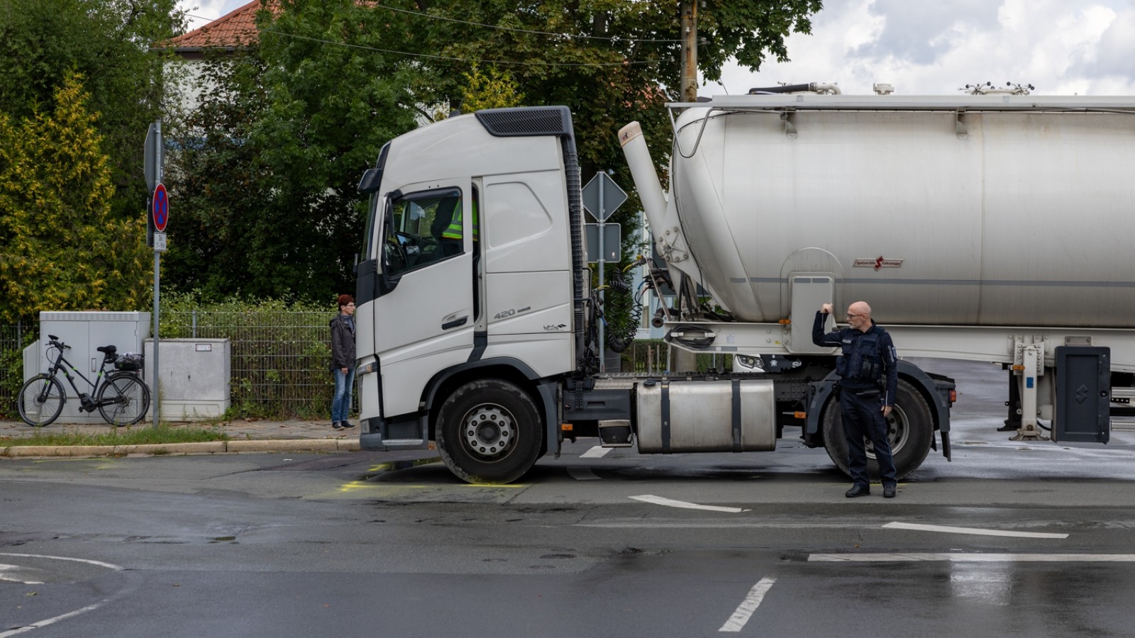 Radfahrer in Apolda von Lkw erfasst und lebensbedrohlich verletzt