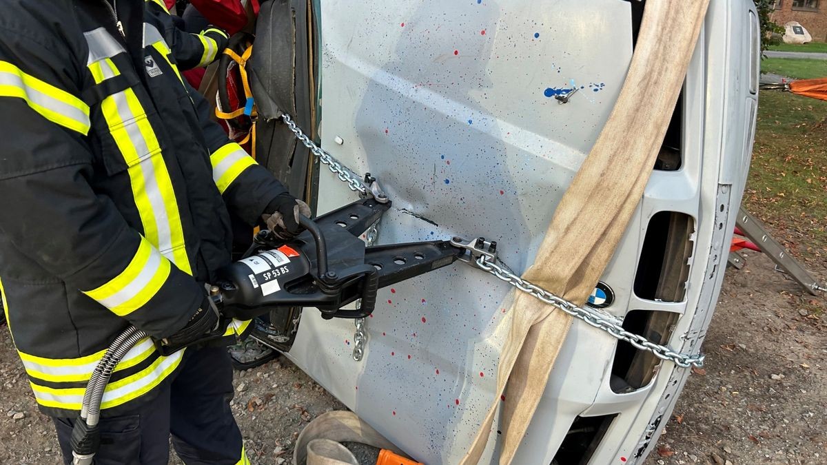 Feuerwehrübung - es geht um einen schweren Verkehrsunfall