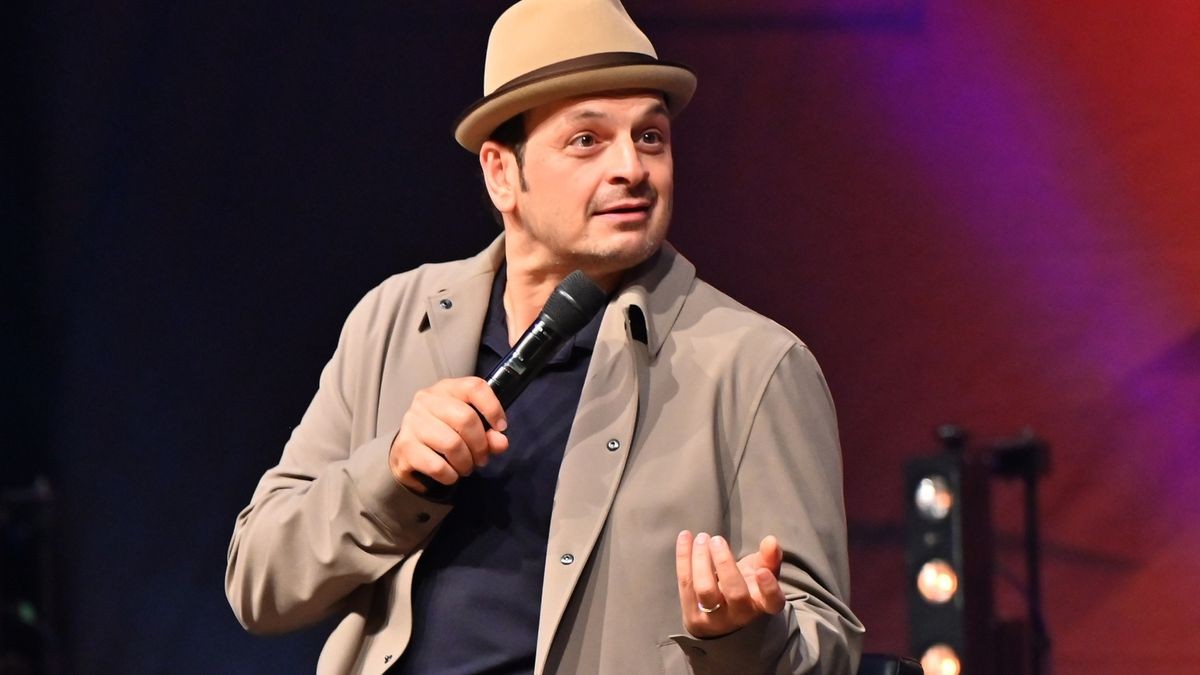 Comedian Kaya Yanar attackiert in Wolfsburg die Lachmuskeln