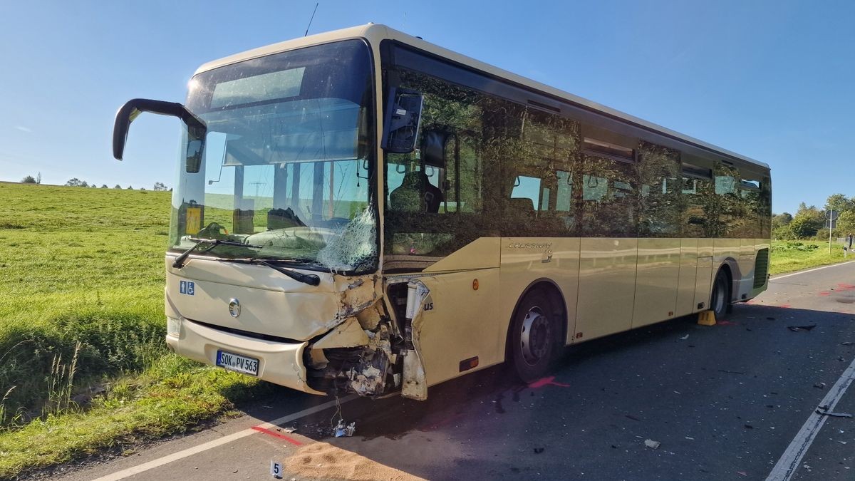 Tödlicher Unfall: Motorradfahrer prallt frontal gegen Linienbus
