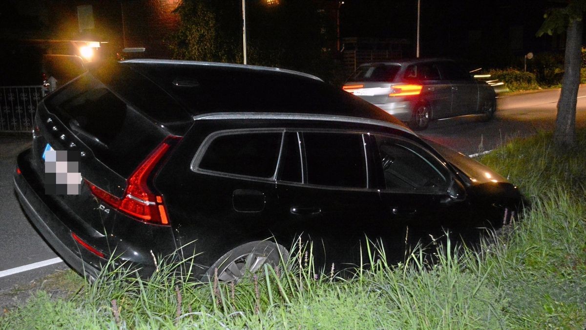 Polizei Bergedorf: Volvo-Fahrerin bleibt mit Auto im Straßengraben hängen