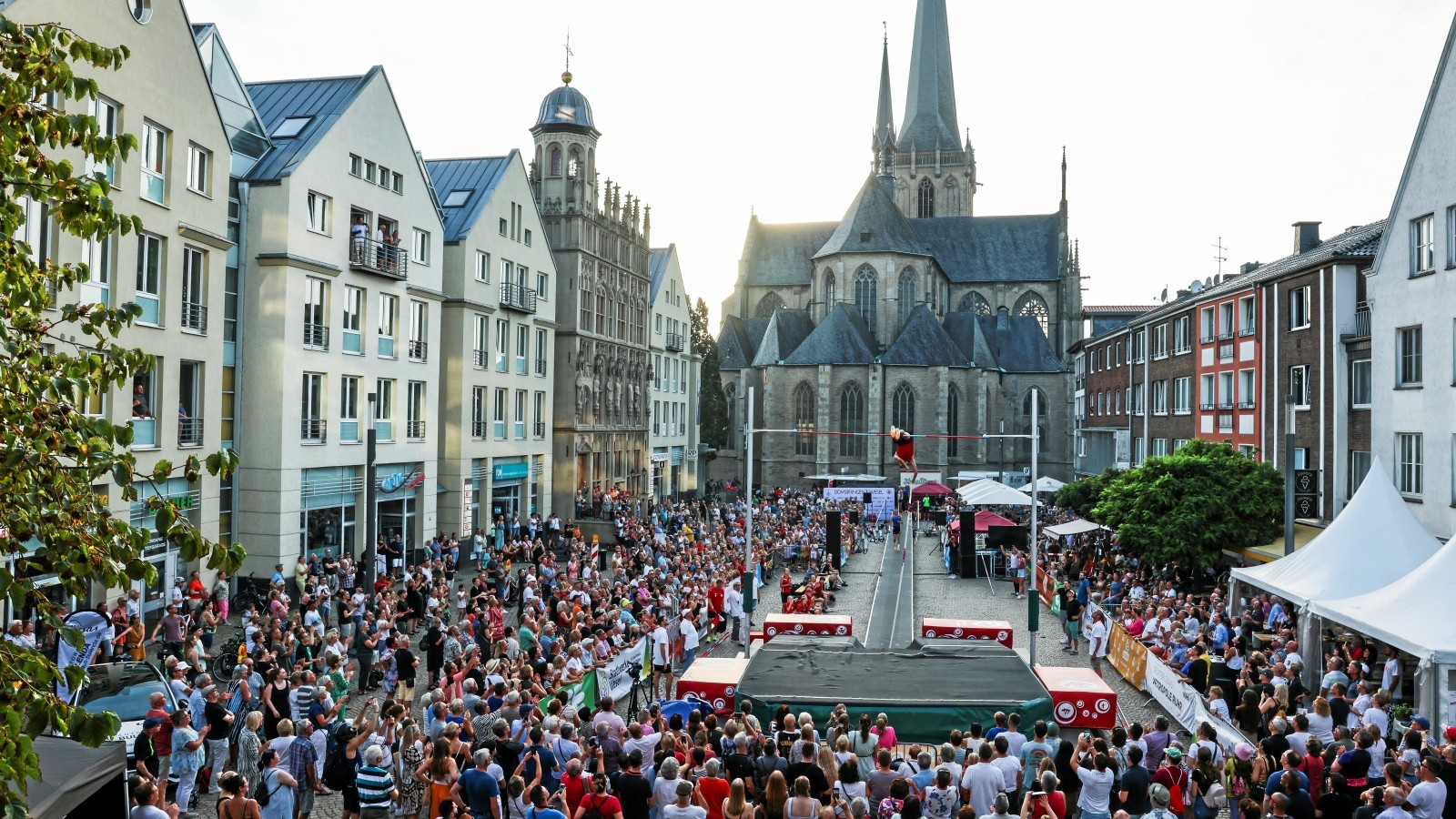 Domspringen in Wesel: Spektakuläre Fotos vom Großen Markt